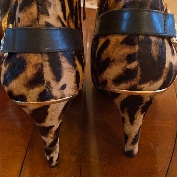 Vince Camuto | Shoes | Vince Camuto Black Leopard Booties Size 75 ...